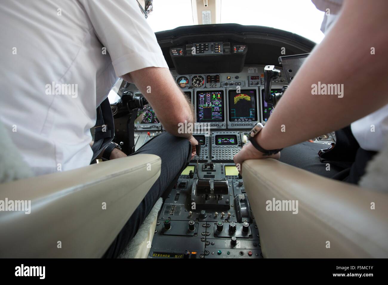 Pilotin im cockpit -Fotos und -Bildmaterial in hoher Auflösung - Seite ...