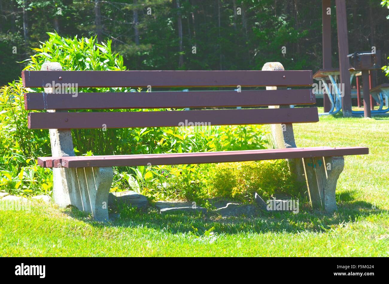 Bank aus holz -Fotos und -Bildmaterial in hoher Auflösung – Alamy