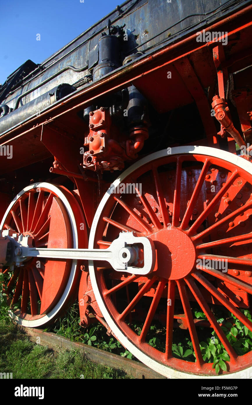 Farbbild eine verlassene Dampflok Räder mit Pflanzen um sie herum ...