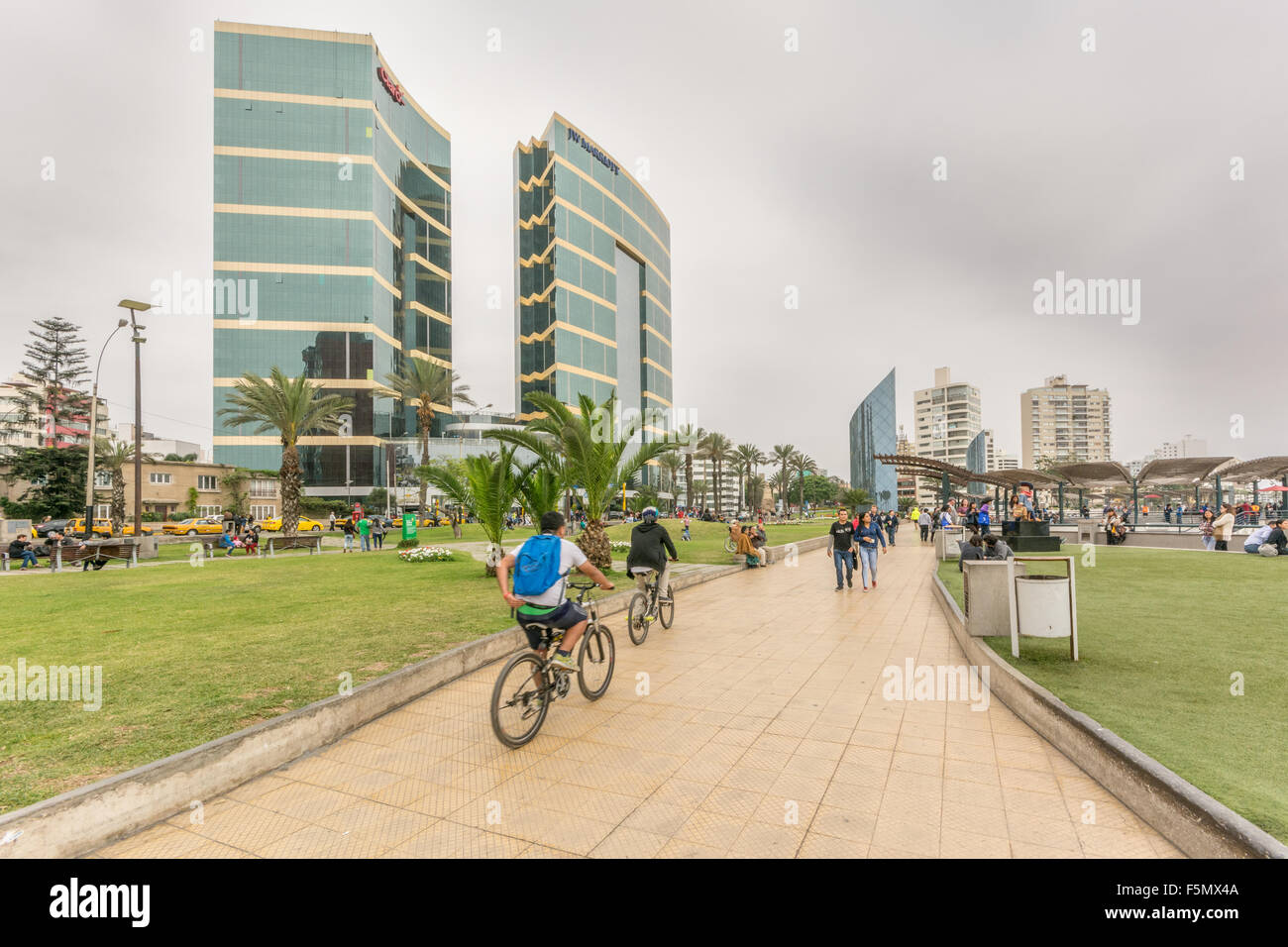 Moderne Hochhaus-Skyline und Park im Bereich Strandpromenade Larcomar ...