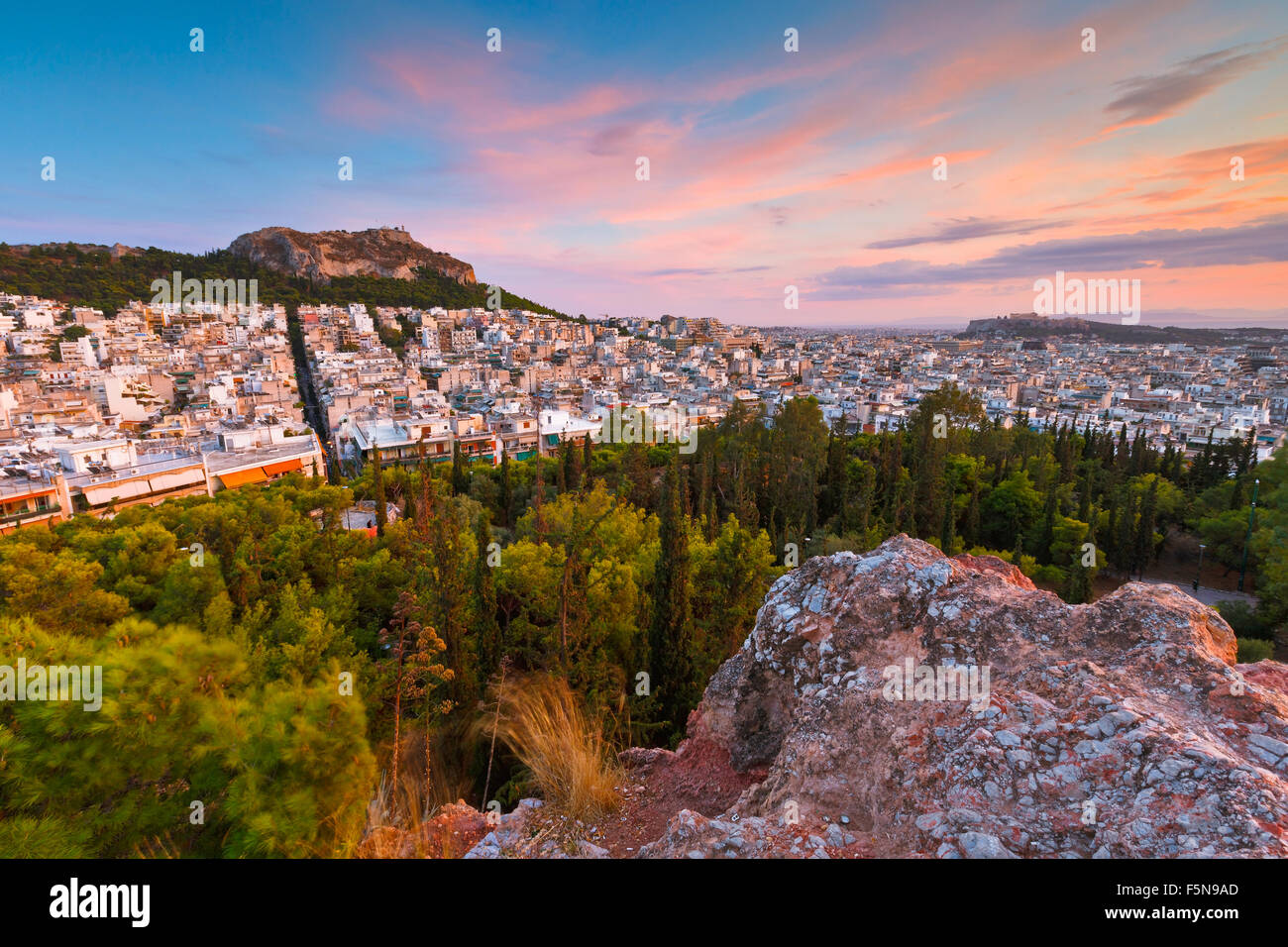 Ansicht von Athen, Lycabettus-Hügel und die Akropolis von Strefi-Hügel ...