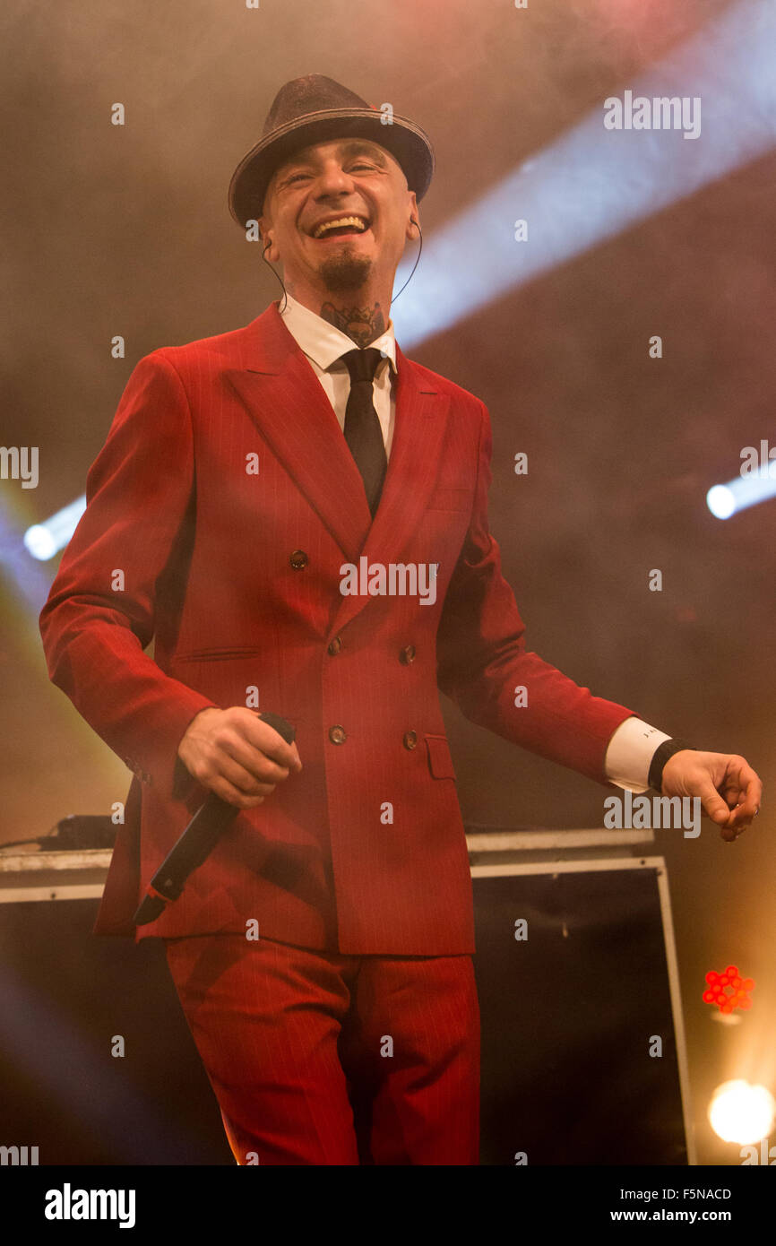 Italienischer rapper j ax -Fotos und -Bildmaterial in hoher Auflösung ...