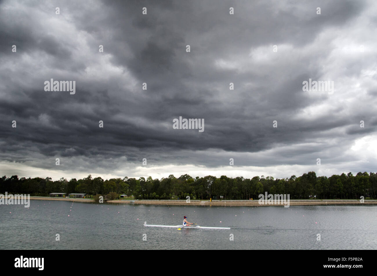 Ruderer gesehen unter einer Gewitterwolke im Sydney International ...