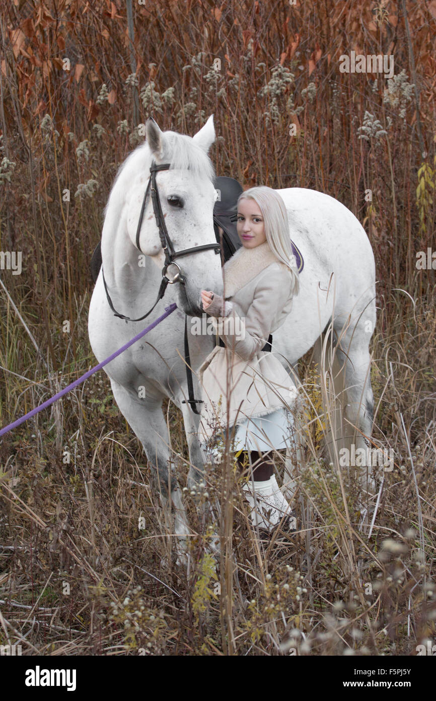 Mädchen mit einem pferd auf dem feld -Fotos und -Bildmaterial in hoher ...