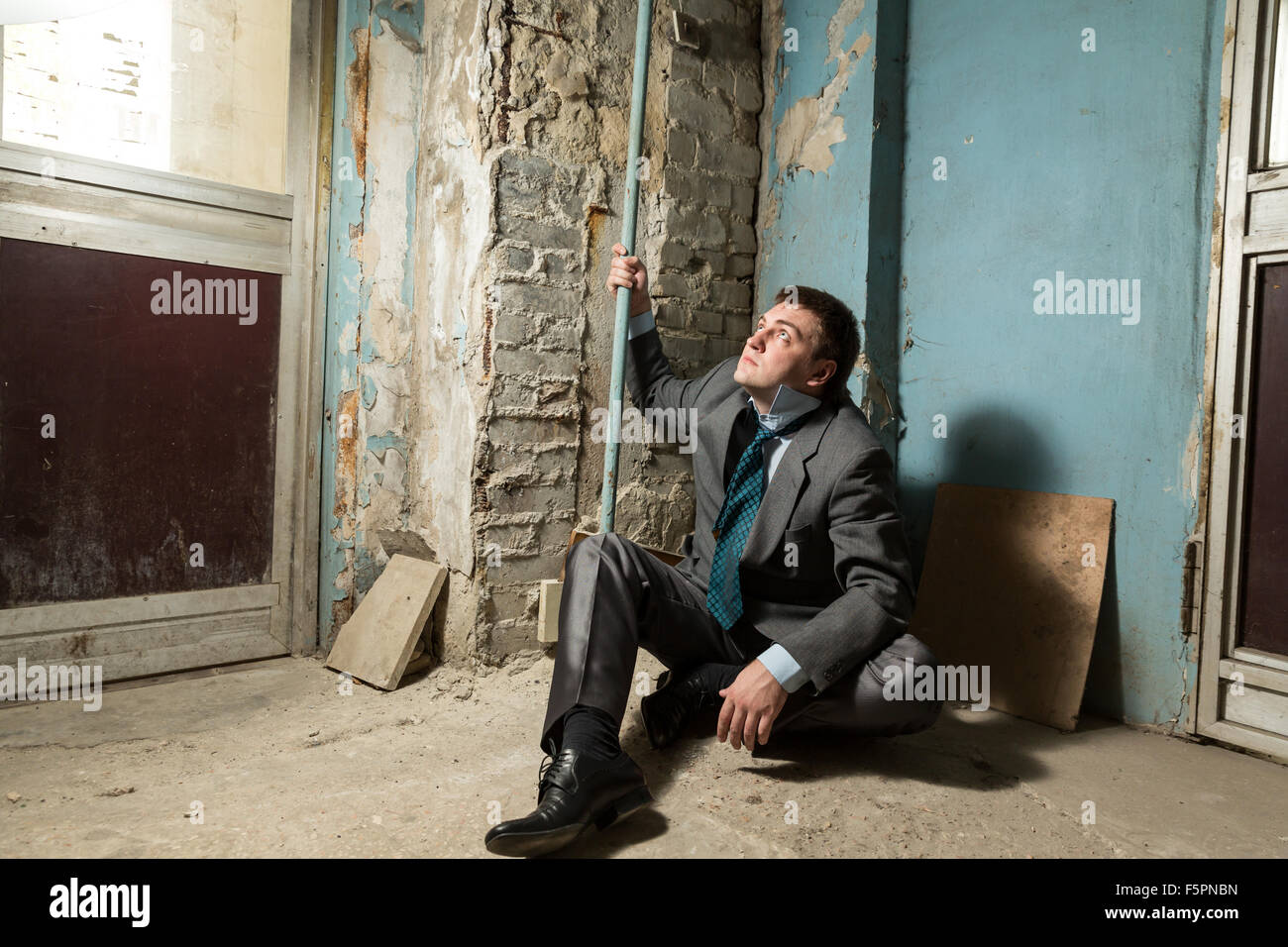 Mann mit Handschellen Hand in alten Haus verhaftet Stockfotografie - Alamy