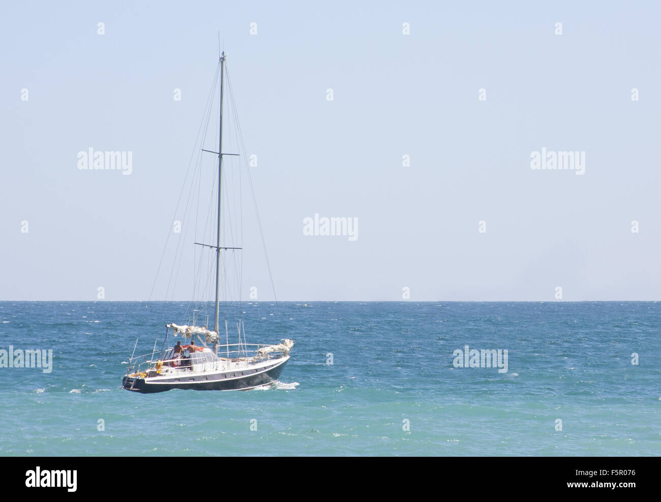 Segelboot am meer -Fotos und -Bildmaterial in hoher Auflösung – Alamy