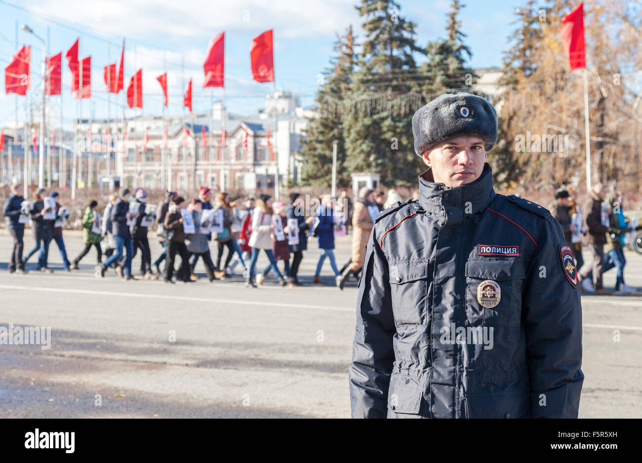 Russian police officer in uniform -Fotos und -Bildmaterial in hoher ...