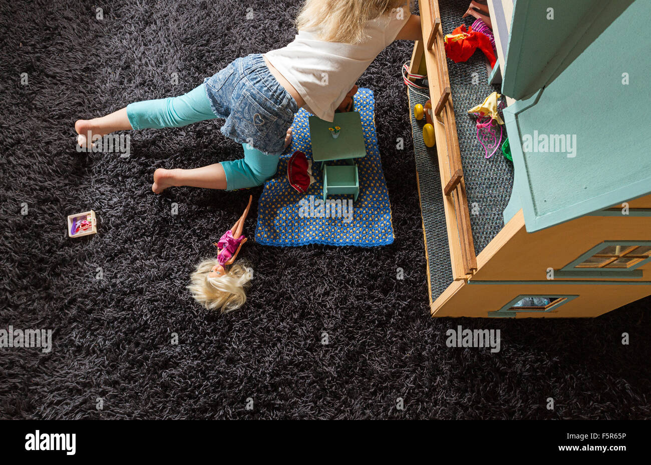 Spaß mit puppen zu spielen -Fotos und -Bildmaterial in hoher Auflösung ...