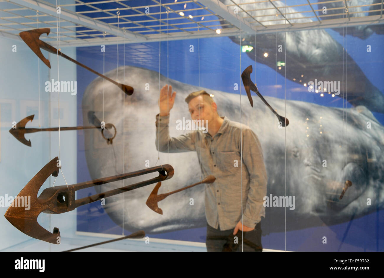 Museum-Mitarbeiter Gino Blick auf einen Fall von Harpunen aus ...