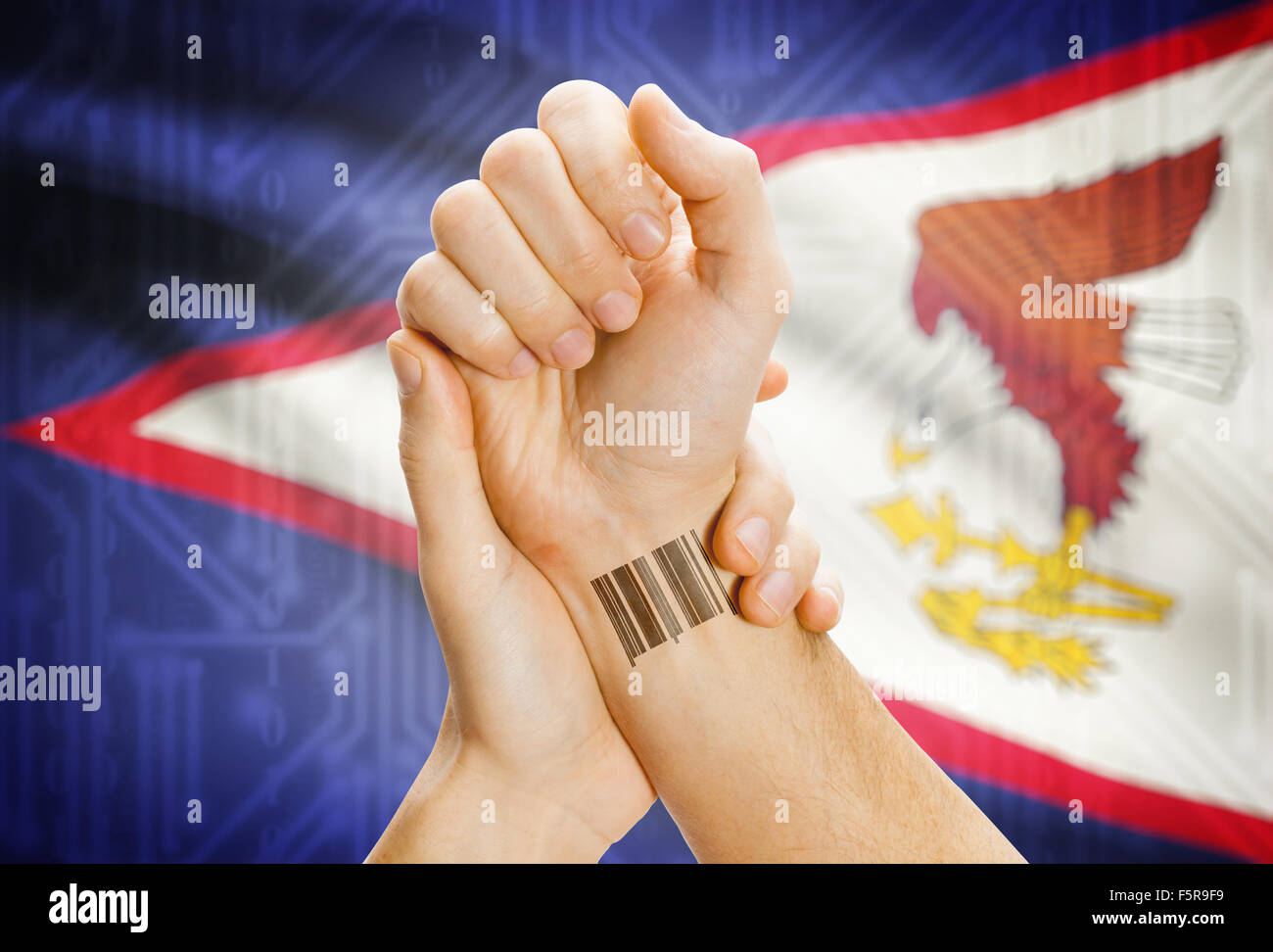 Barcode-ID-Nummer am Handgelenk einer menschlichen und nationale Flagge ...