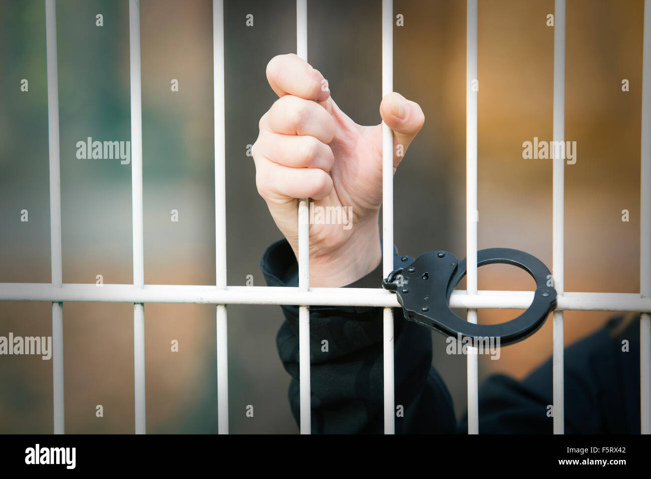 Handschellen gefesselte frau -Fotos und -Bildmaterial in hoher ...