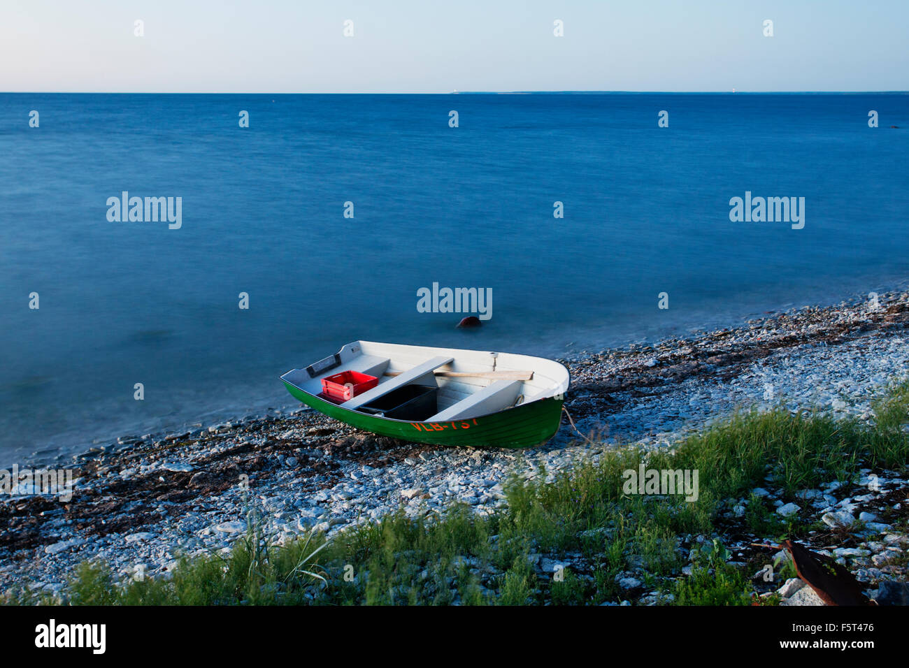 Rowing boat on beach -Fotos und -Bildmaterial in hoher Auflösung – Alamy