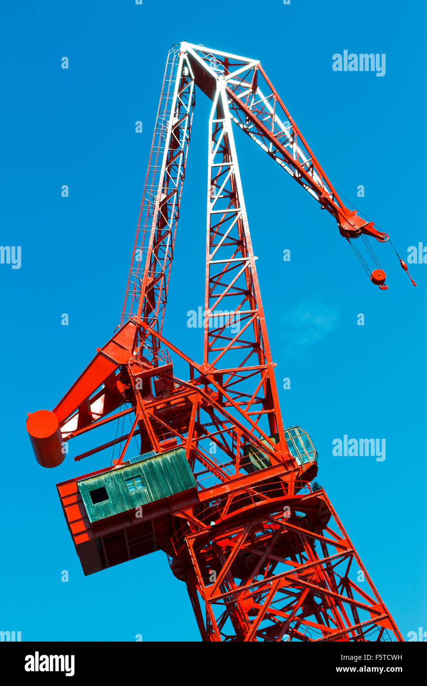 Kran rot technik -Fotos und -Bildmaterial in hoher Auflösung – Alamy