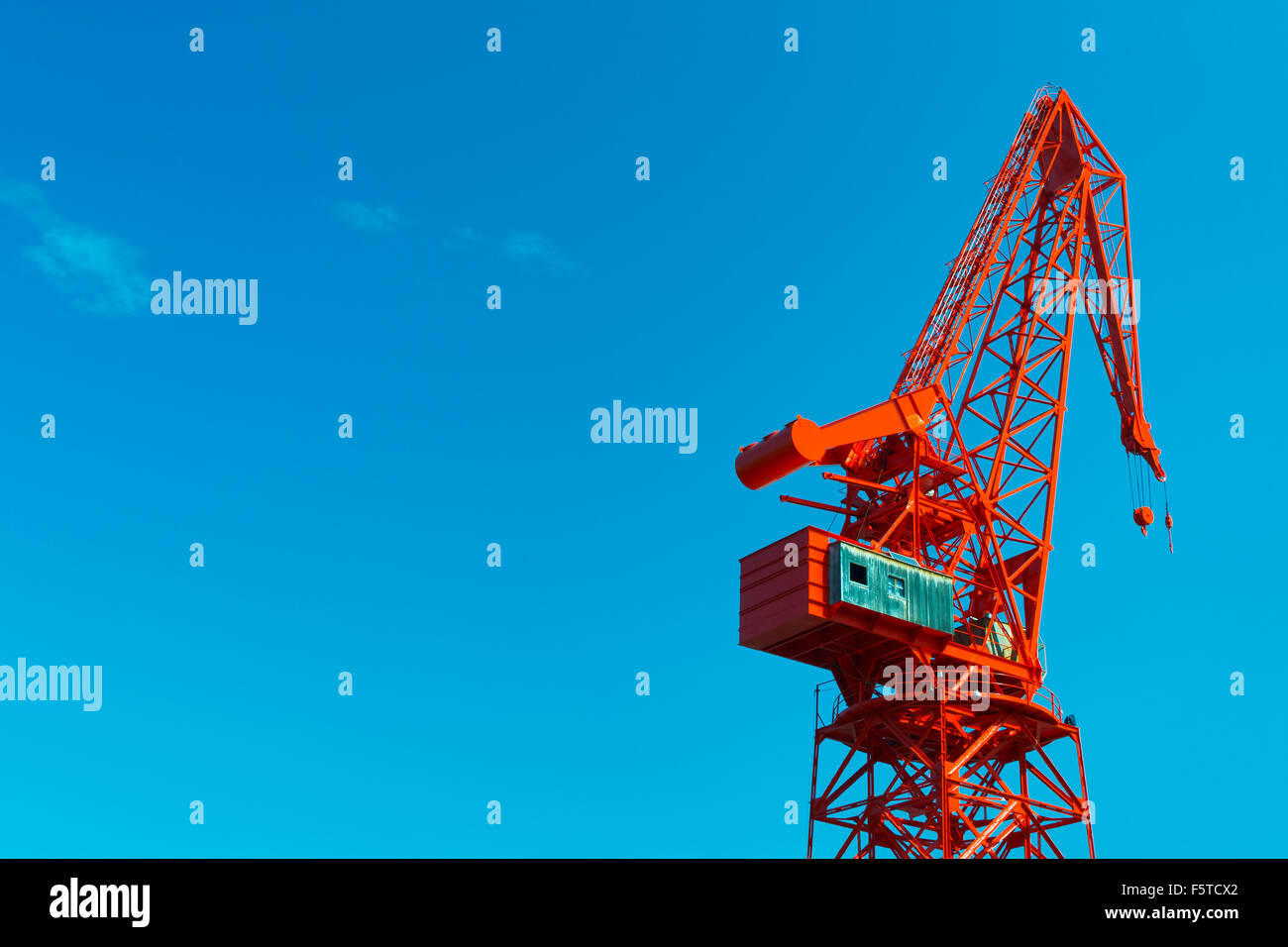 Kran rot technik -Fotos und -Bildmaterial in hoher Auflösung – Alamy