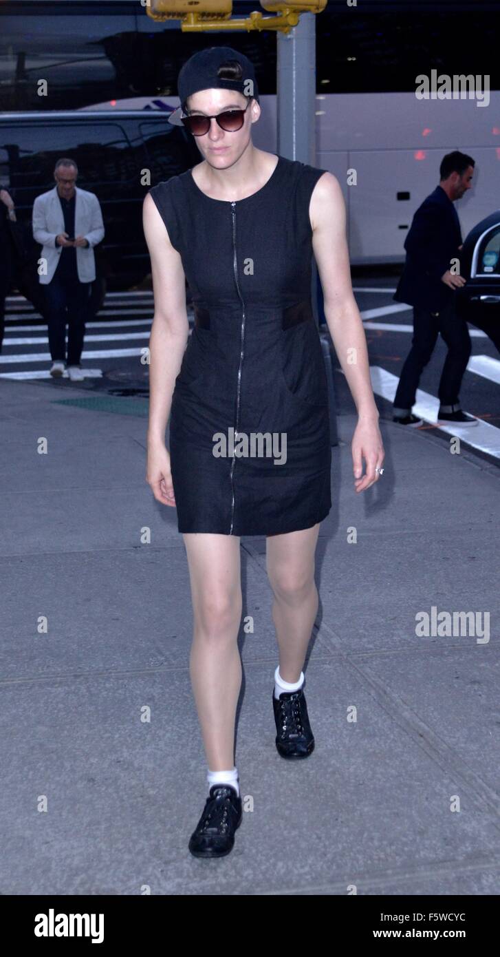 Transgender model rain dove -Fotos und -Bildmaterial in hoher Auflösung ...