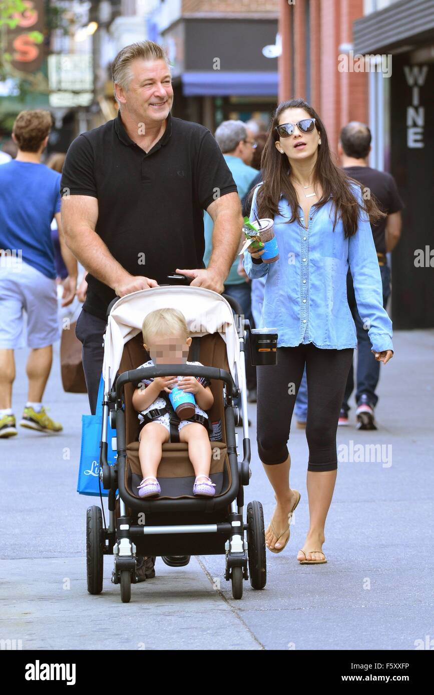 Alec Baldwin und Frau Hilaria Baldwin nehmen Sie ihre Tochter, Carmen ...