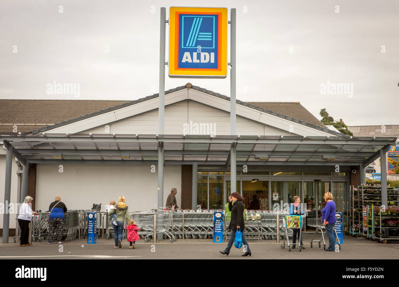 Aldi supermarket exterior -Fotos und -Bildmaterial in hoher Auflösung ...