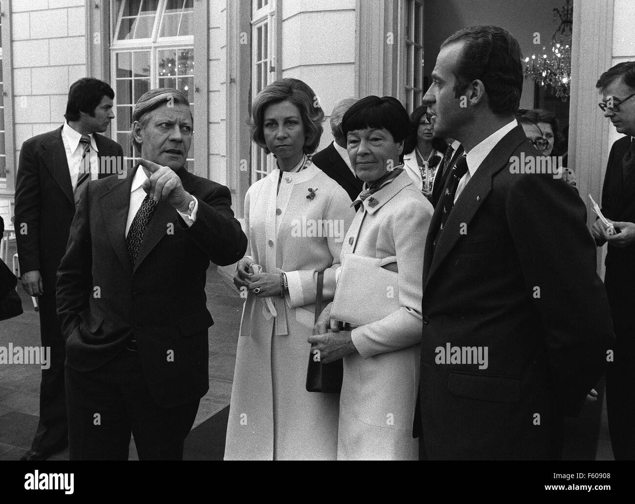 Bundeskanzler Helmut Schmidt (L) und seine Frau Hannelore (2. von ...