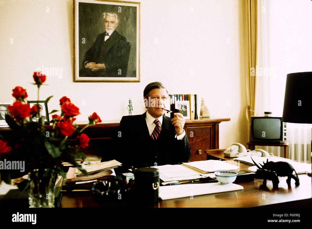 Bundeskanzler Helmut Schmidt sitzt an seinem Schreibtisch in seinem ...