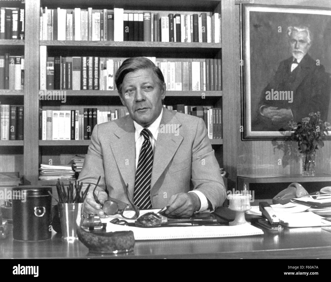 Helmut Schmidt (SPD) sitzt in seinem neuen Amt am 7. Juli 1976 nach dem ...