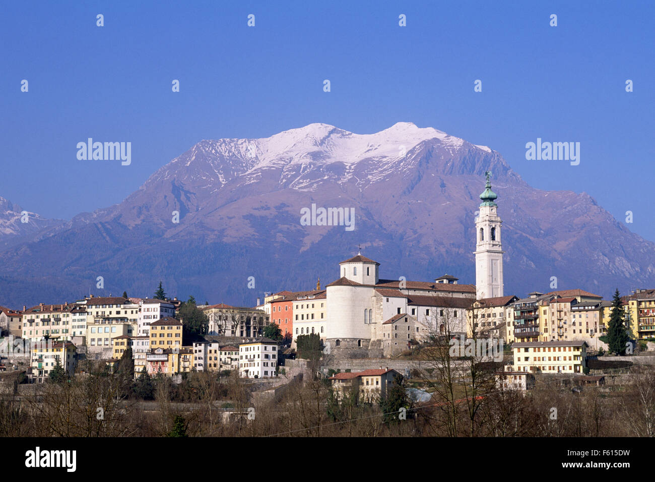 Belluno city mountains -Fotos und -Bildmaterial in hoher Auflösung – Alamy