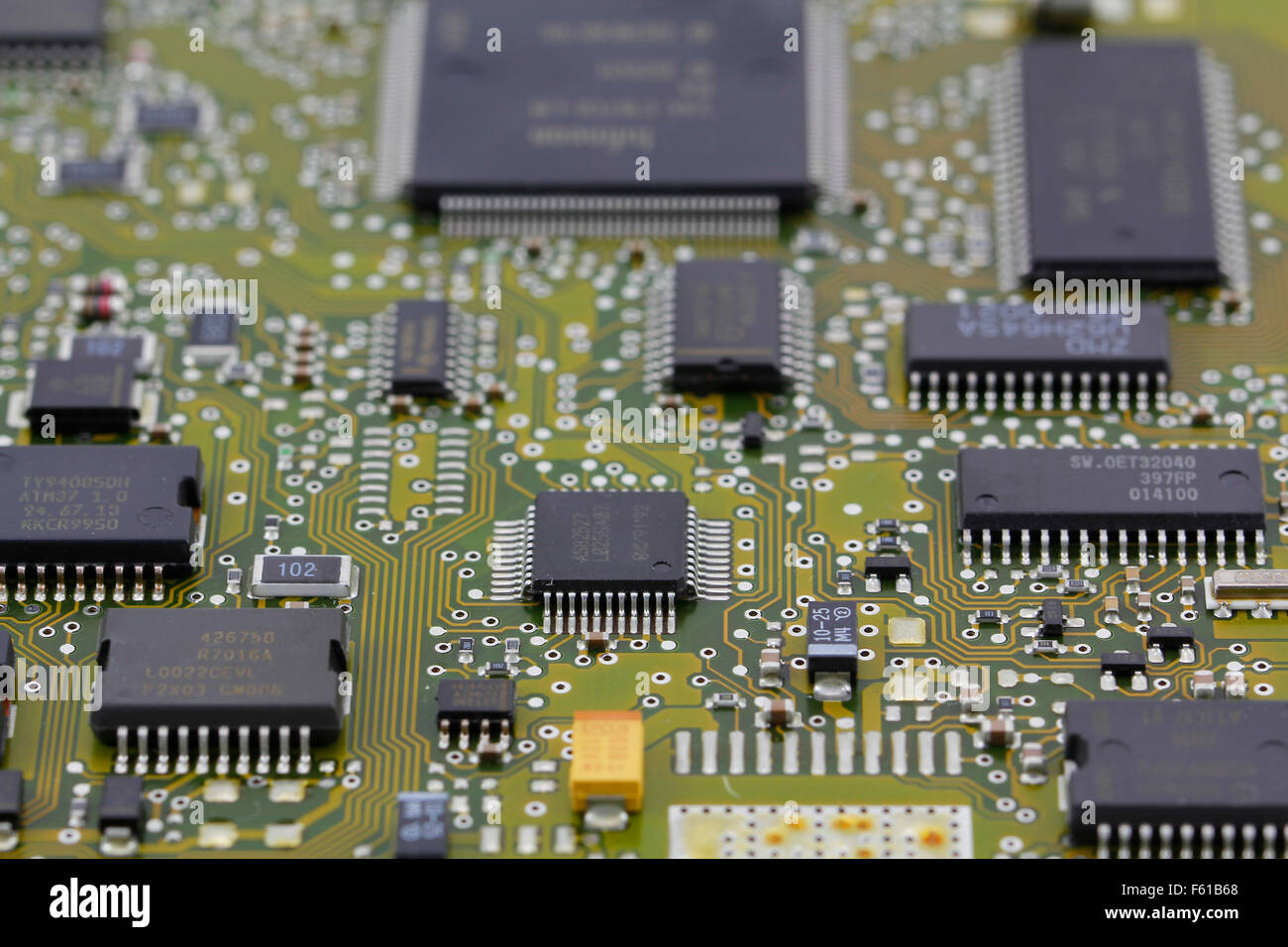 Mikrochips in ein Motherboard, elektronische Bauteile Stockfotografie ...