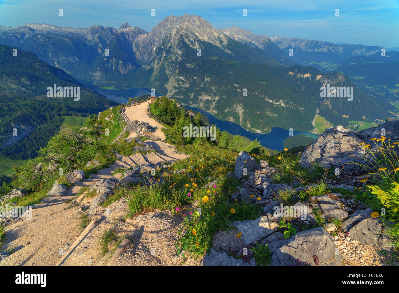Schöne Aussicht von oben Seilbahn über dem Königssee-See auf ...