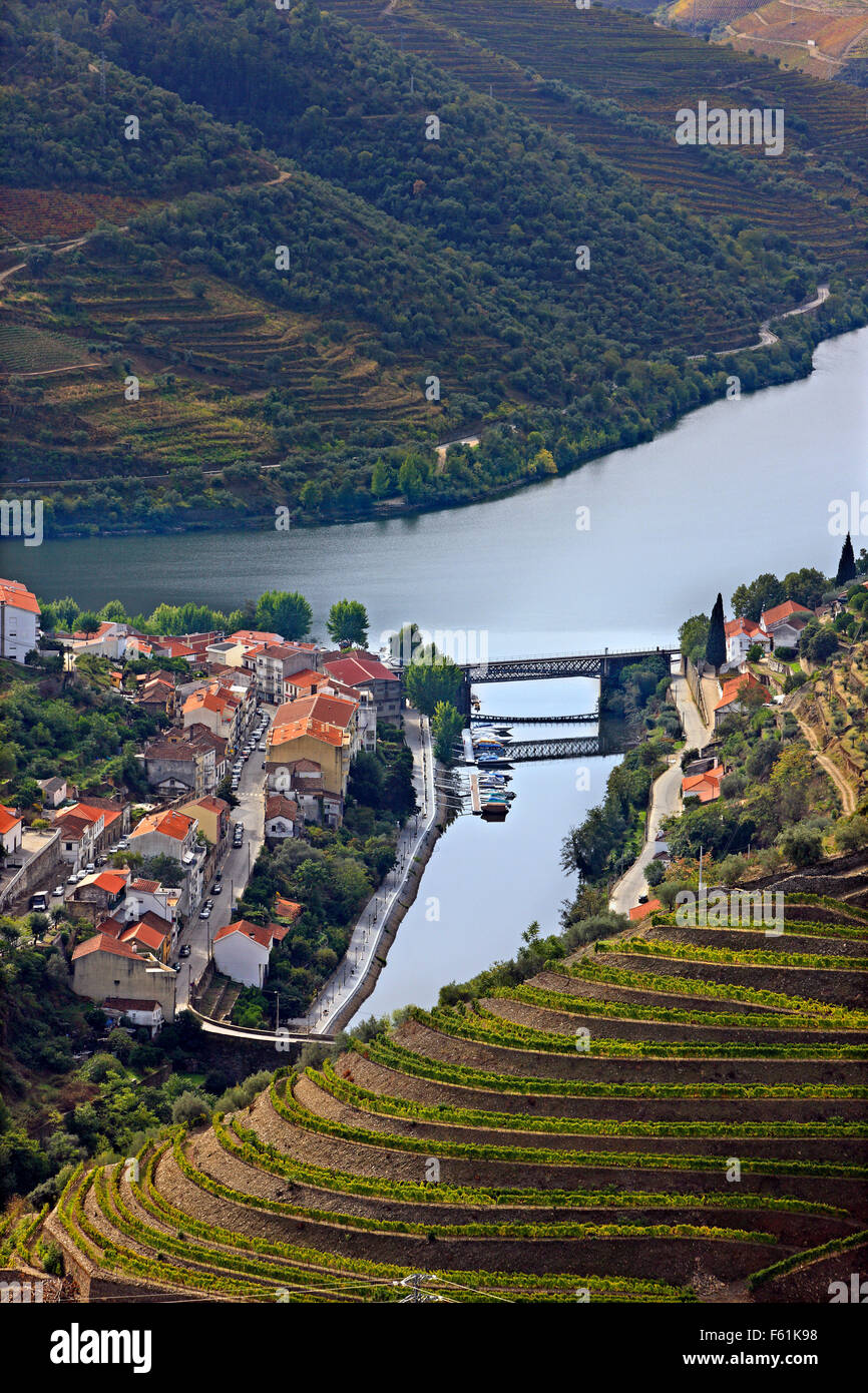 Pinhao Stadt und Fluss Douro, im Herzen des Alto Douro Wein-Region ...