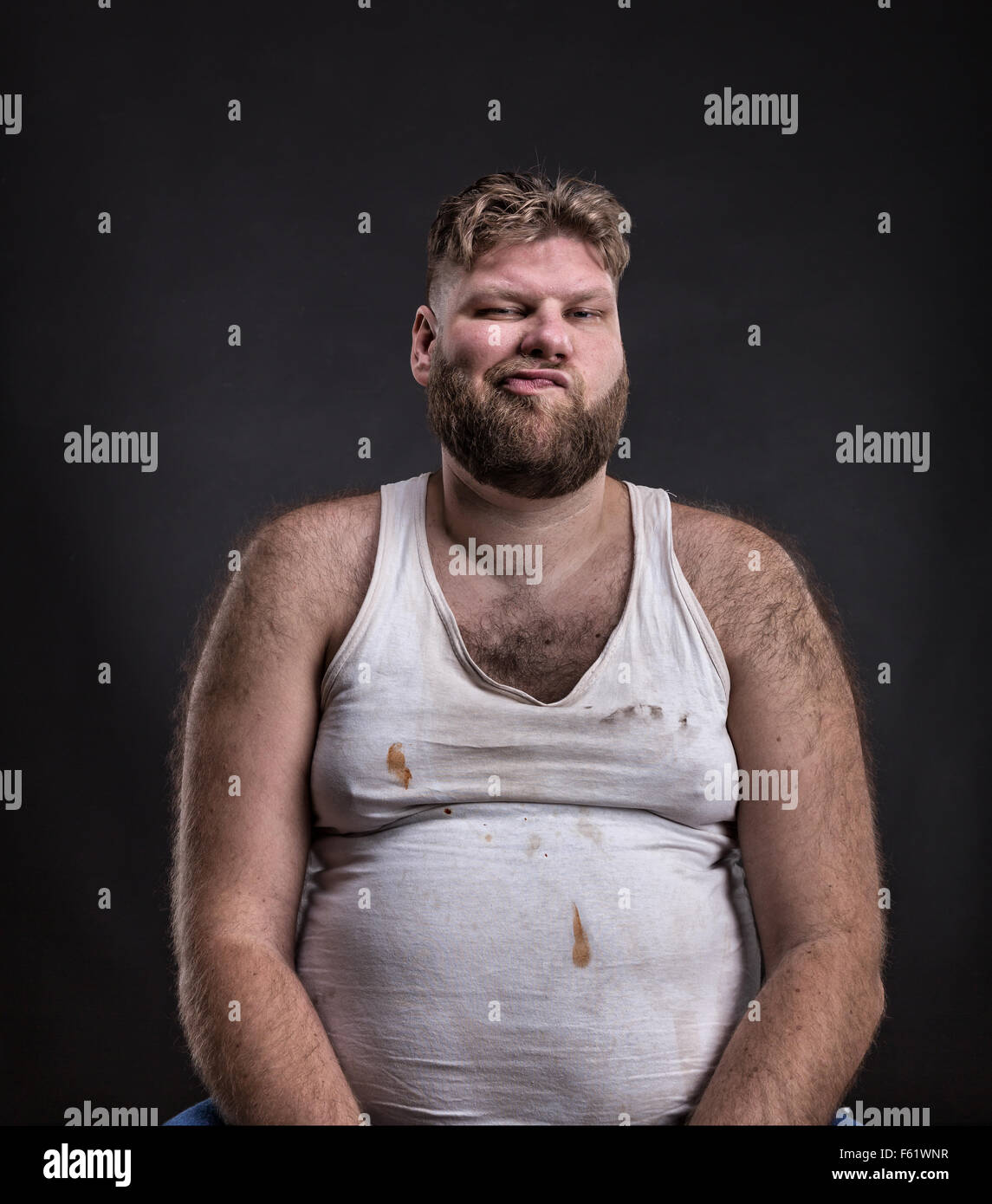 Fett unglücklichen Mann mit Bart in schmutziges Hemd auf dunklem ...