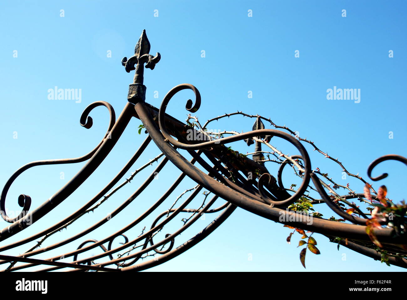 Metal arch -Fotos und -Bildmaterial in hoher Auflösung – Alamy
