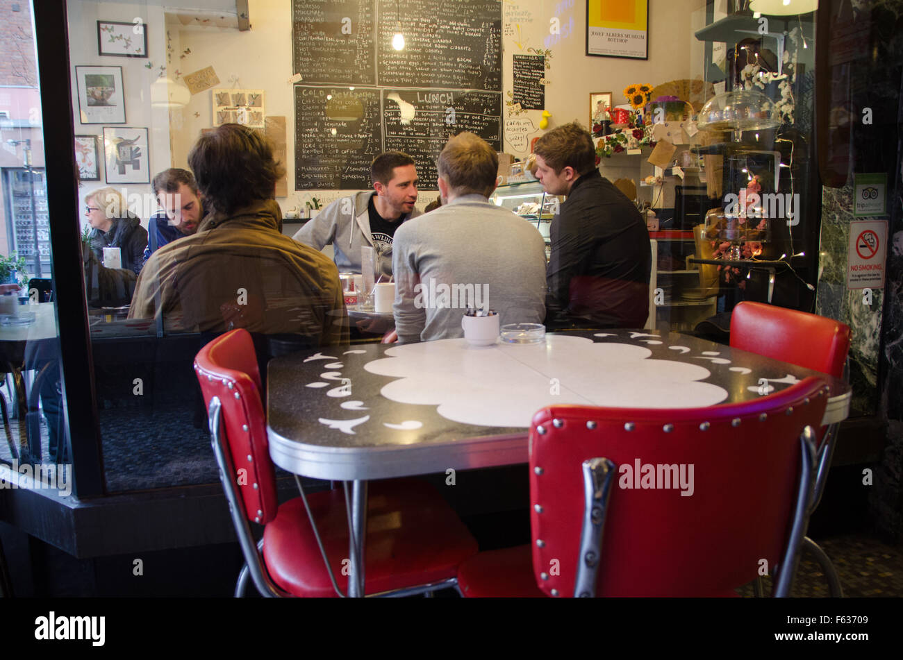 Leute im cafe -Fotos und -Bildmaterial in hoher Auflösung – Alamy