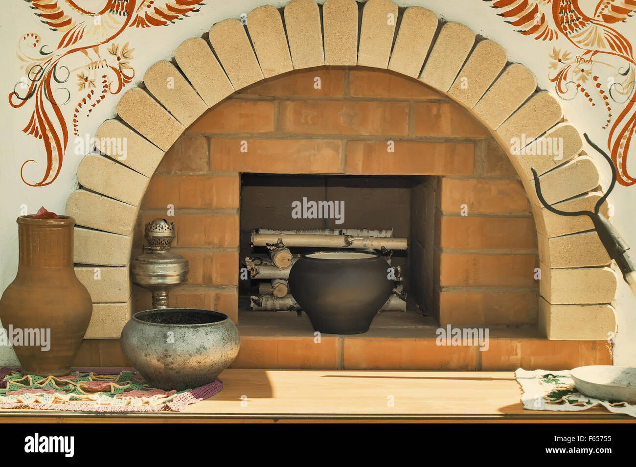 Hergestellt aus Backstein Layout alten Ofen mit Brennholz im Inneren ...