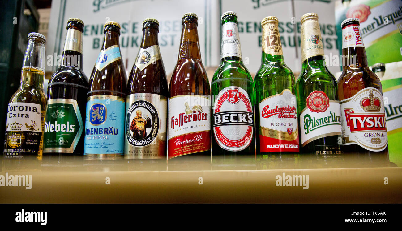 Datei - Datei Bild datiert 13. Oktober 2015 zeigt Bierflaschen aus dem Unternehmen Anheuser ...