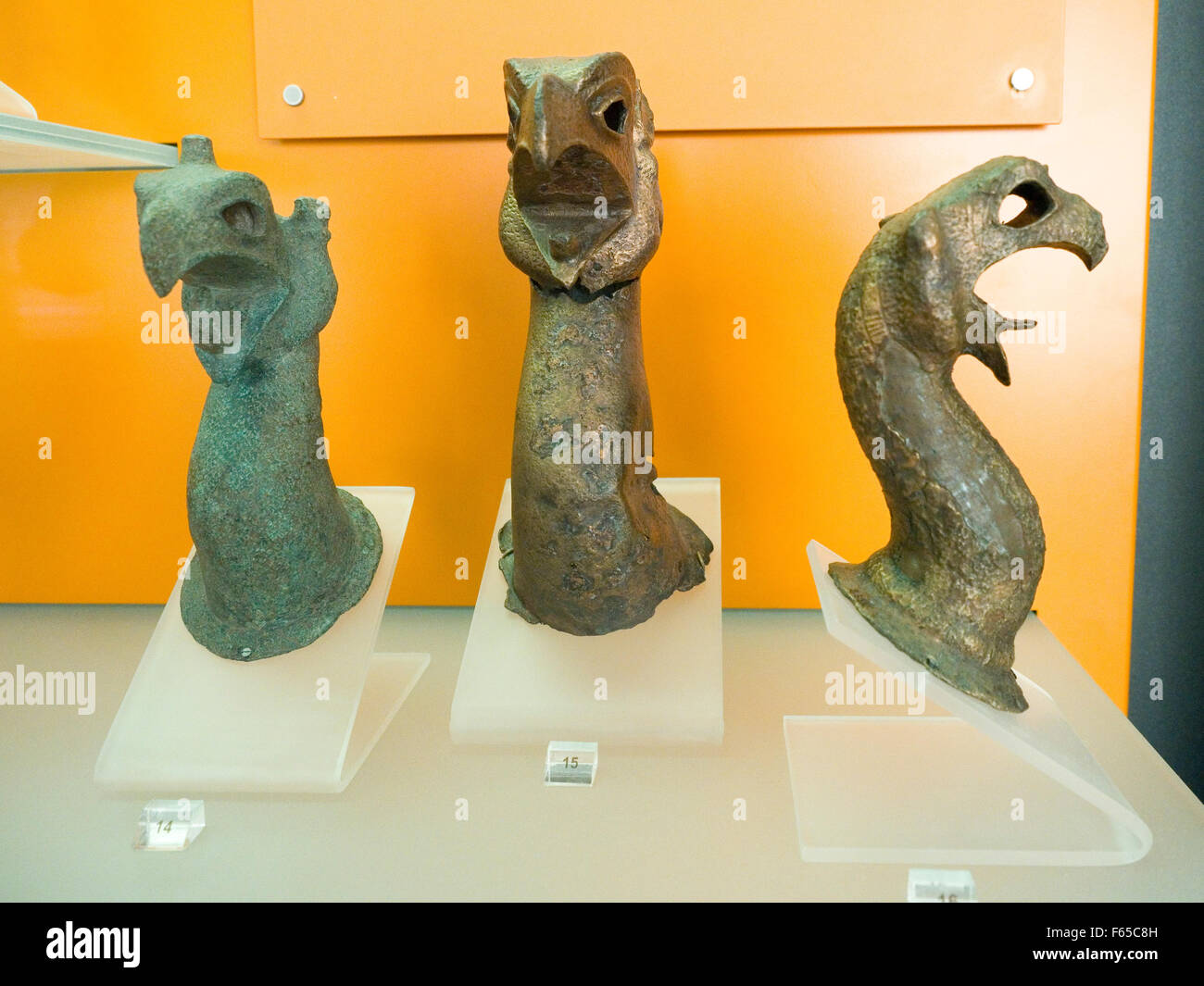 Bronzestatuen von Schlangen in der Delphi-Archäologie-Museum ...
