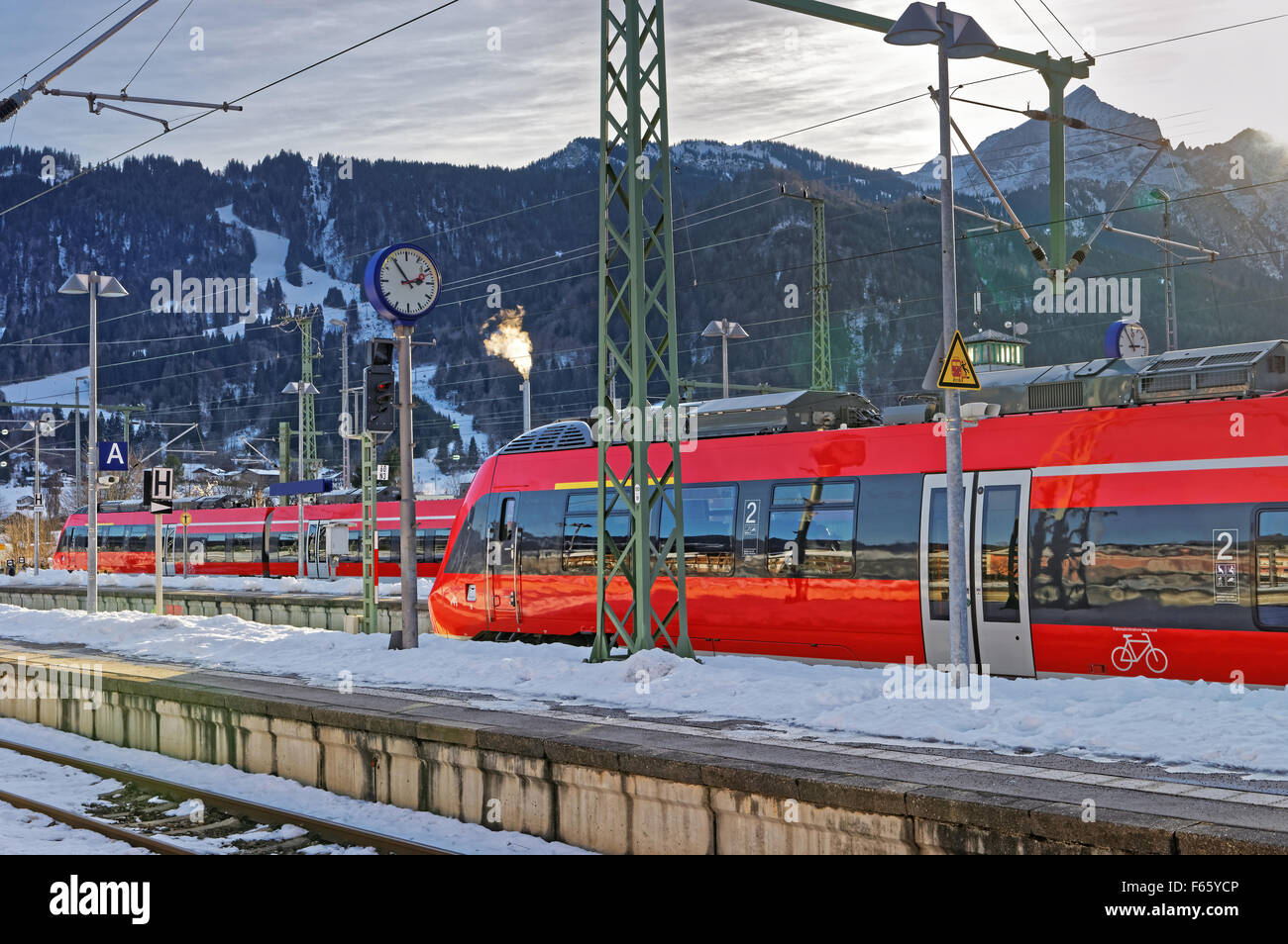 Roter zug in den deutschen alpen -Fotos und -Bildmaterial in hoher ...