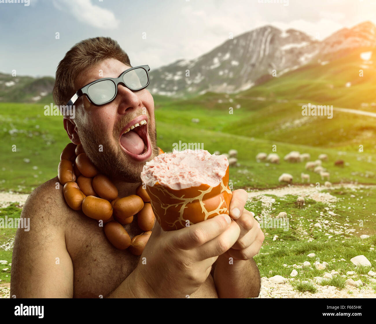 Hungriger Mann mit Wurst um den Hals isst ein mehr Wurst in den Bergen ...