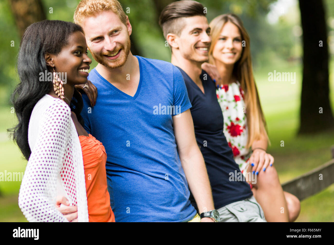 Gruppe von fröhlichen jungen Menschen im Sommer Stockfotografie - Alamy