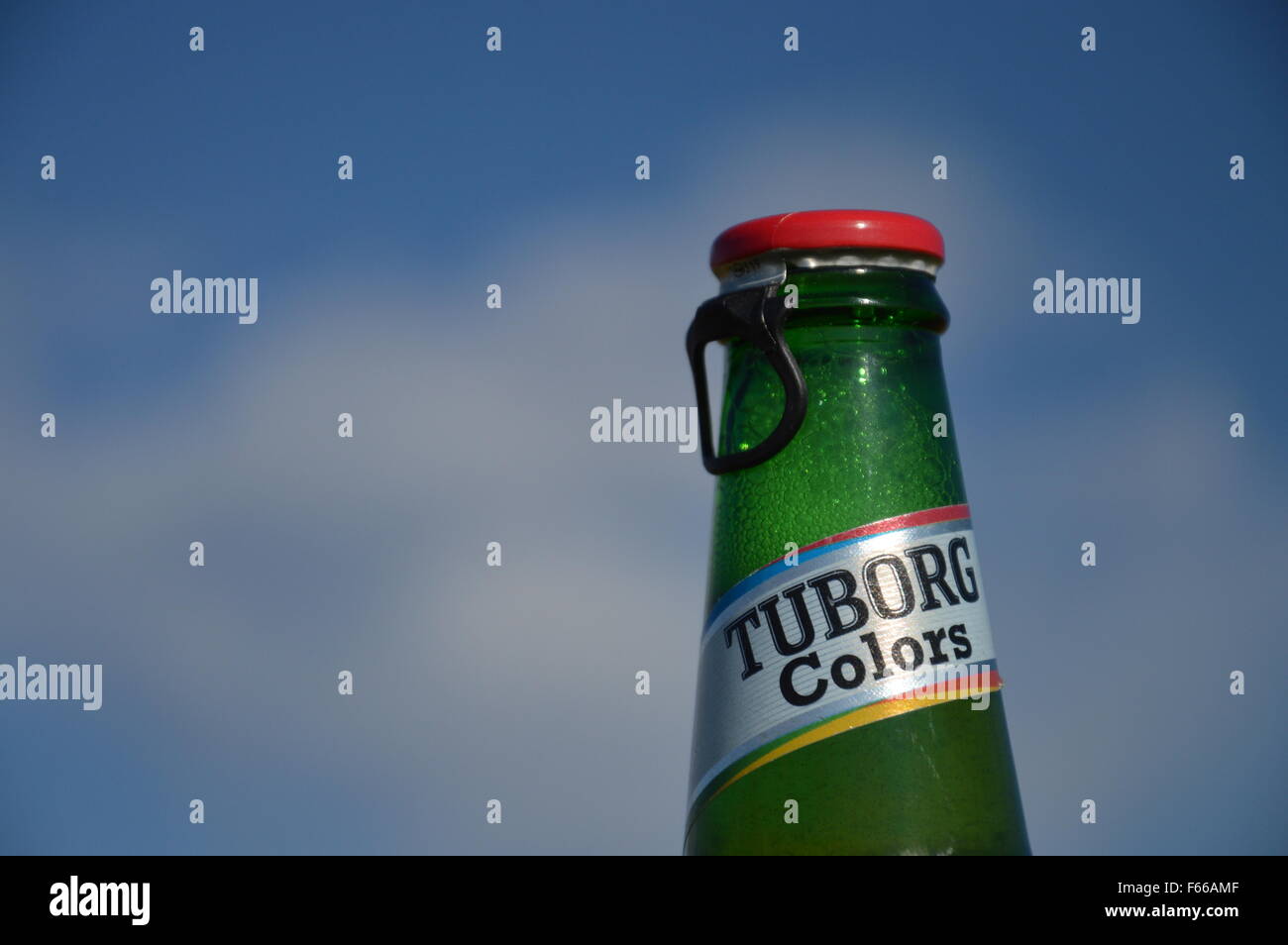 Illustrative Plug-and-Name-Marke Tuborg Bier auf der blau-weißen Himmel ...