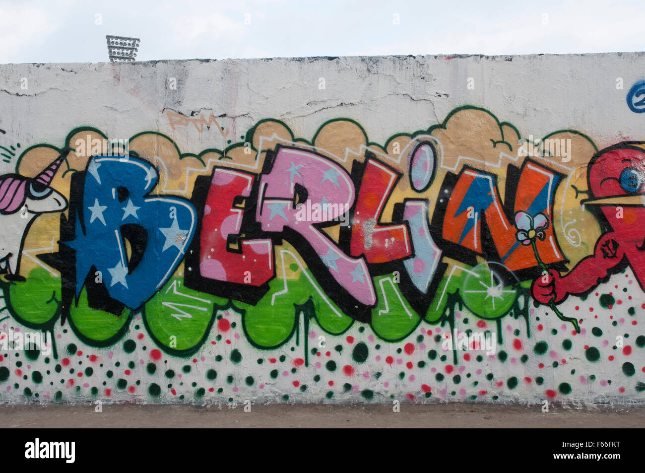 Street art berliner mauer -Fotos und -Bildmaterial in hoher Auflösung ...