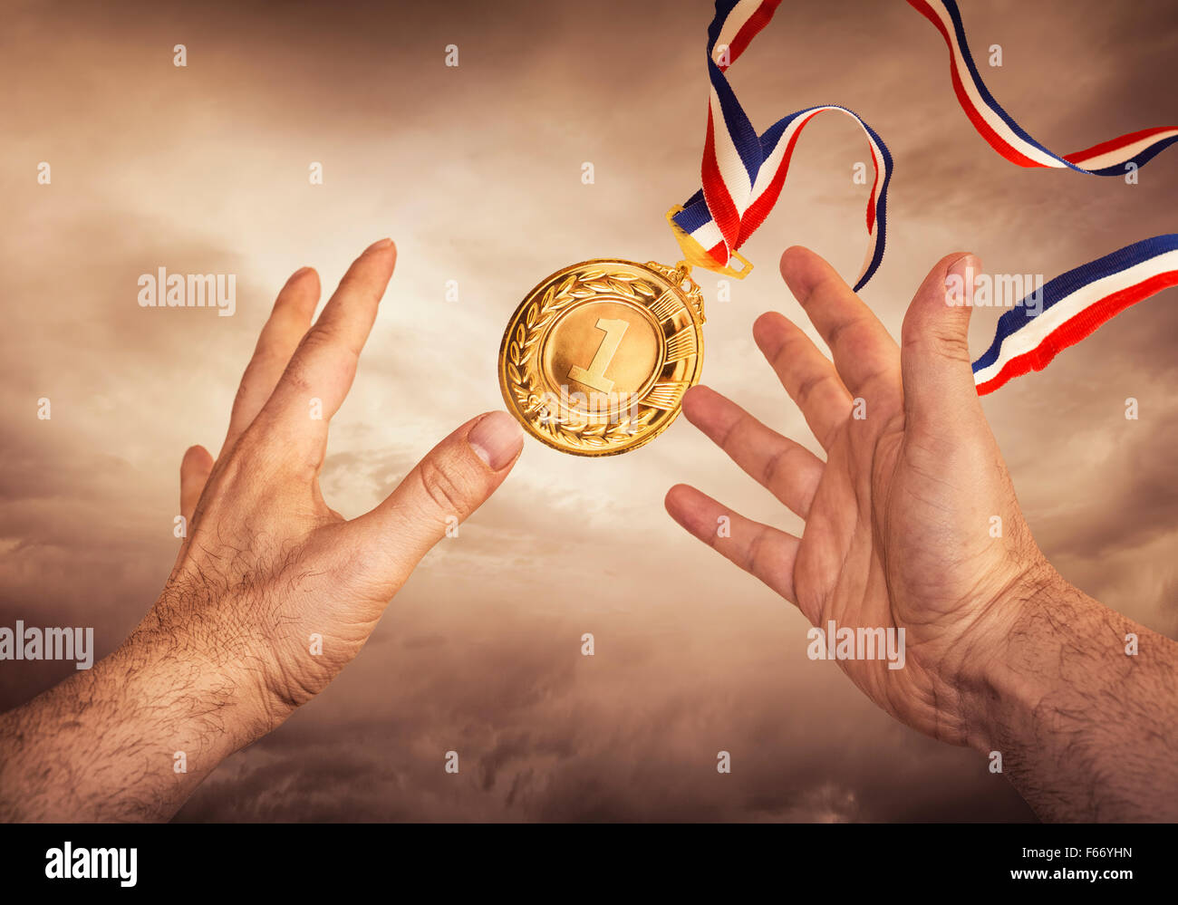 Auszeichnung halten -Fotos und -Bildmaterial in hoher Auflösung – Alamy