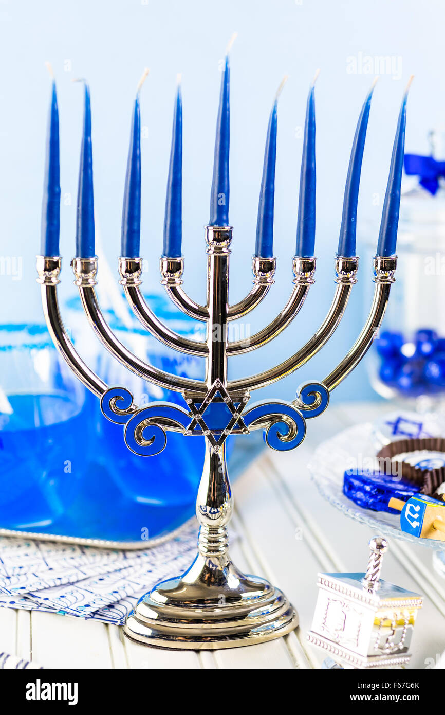 Tisch mit Cocktails und Pralinen zu Chanukka feiern Stockfotografie - Alamy
