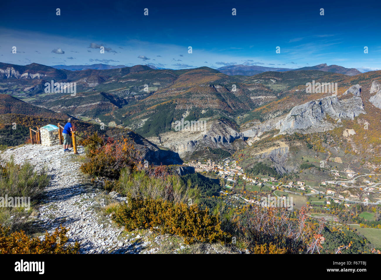 Einsame Figur am Aussichtspunkt über Orpierre, Provence, Frankreich von ...
