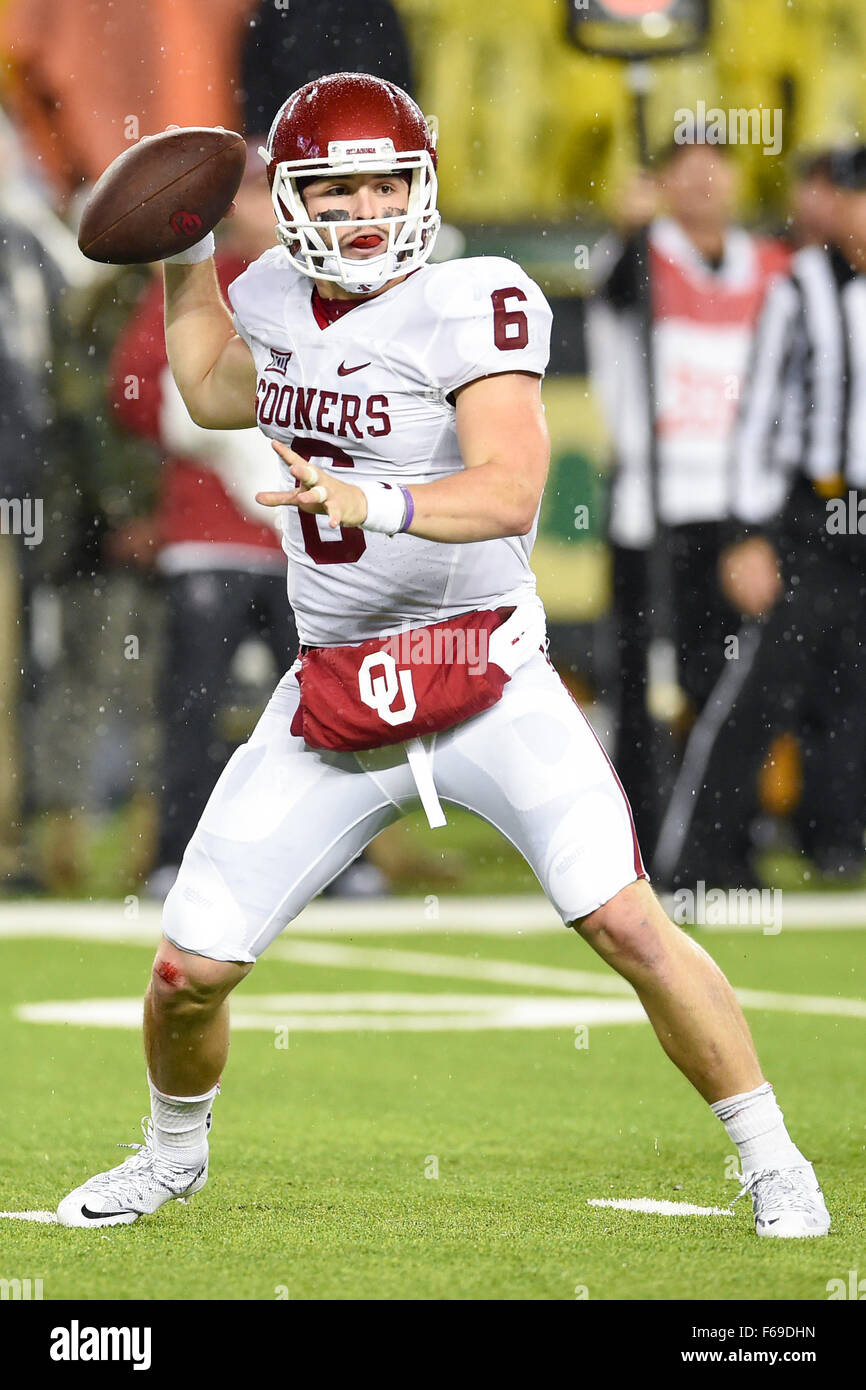 14. November 2015: Oklahoma Sooners Quarterback Baker Mayfield (6) sieht um in der 1. Hälfte des ...