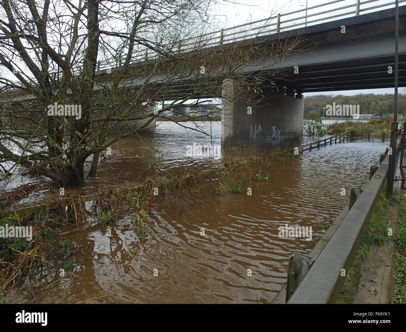 Preston, Lancashire, UK. Sonntag, 15. November 2015. Heftige Regenfälle ...
