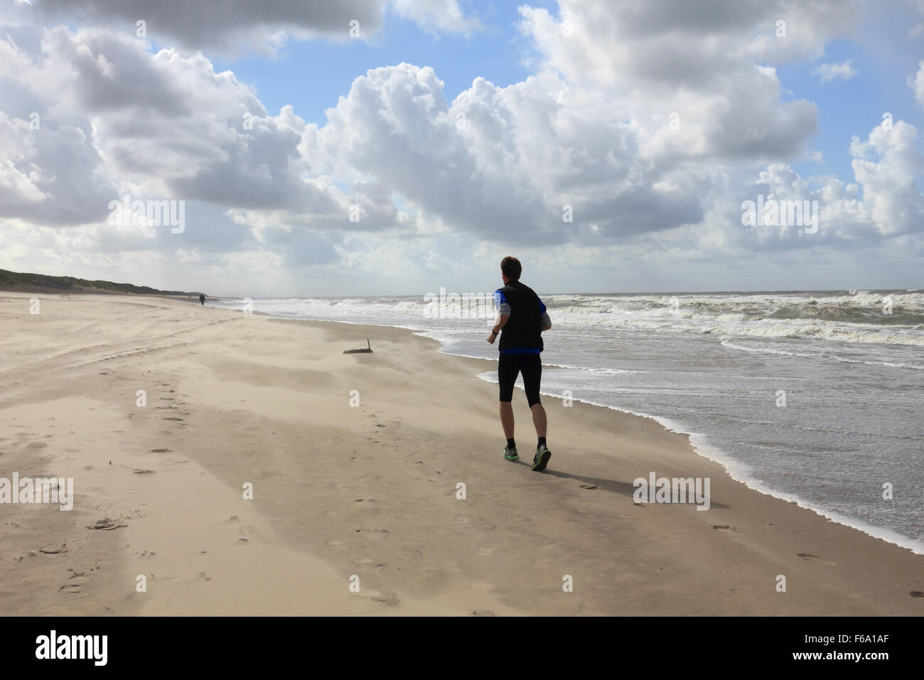 Laufen am Strand von Søndervig, Houvig Strand, Jütland, Dänemark ...