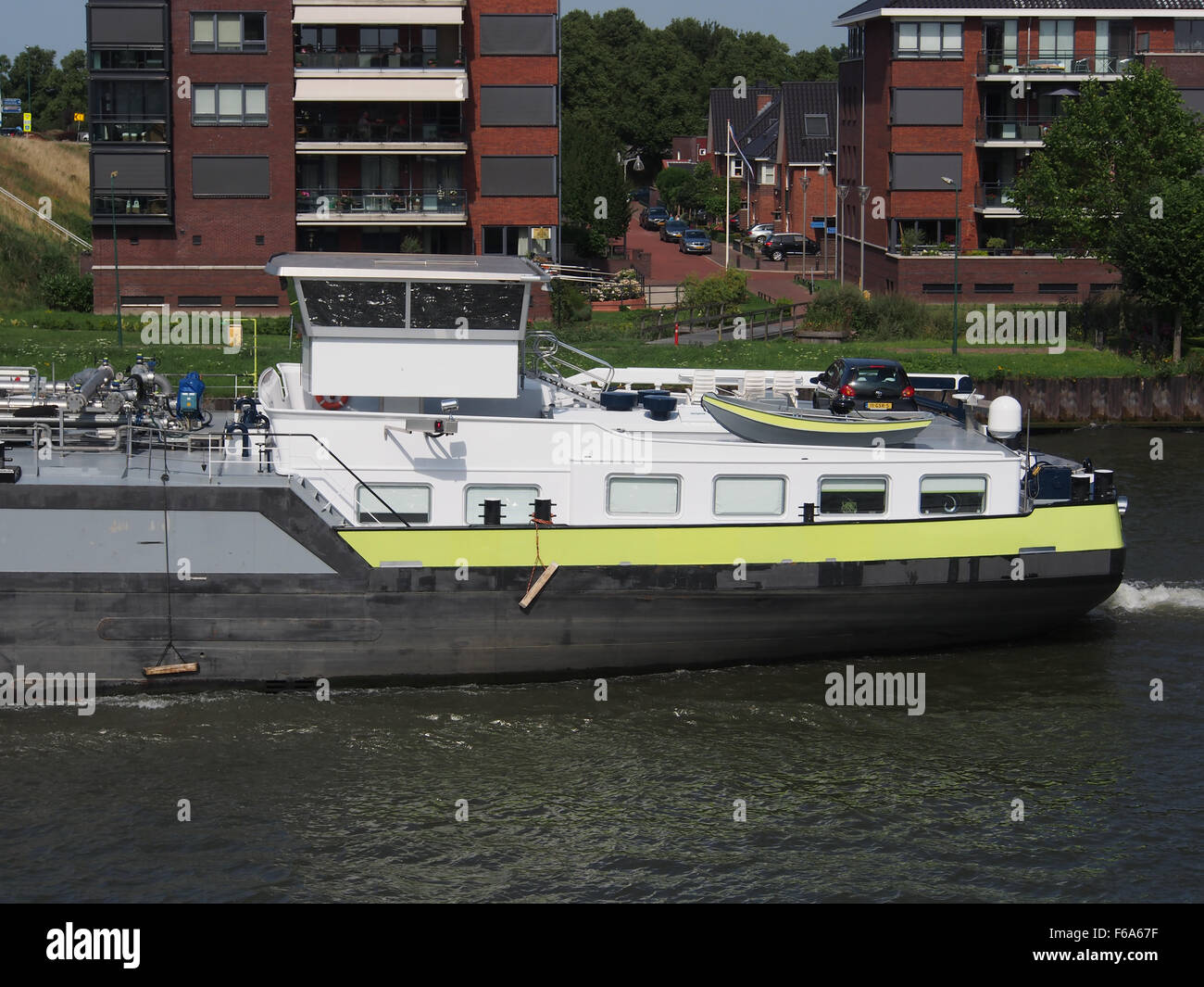 Das Bild zeigt ein Containerschiff und ein Öltankschiff im Amsterdam ...