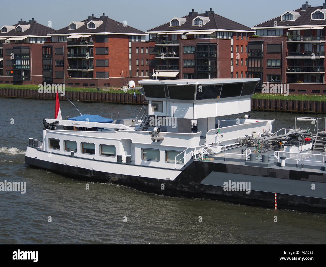 Die *Desperado* (ENI 02332583) ist ein Containerschiff, das auf dem ...