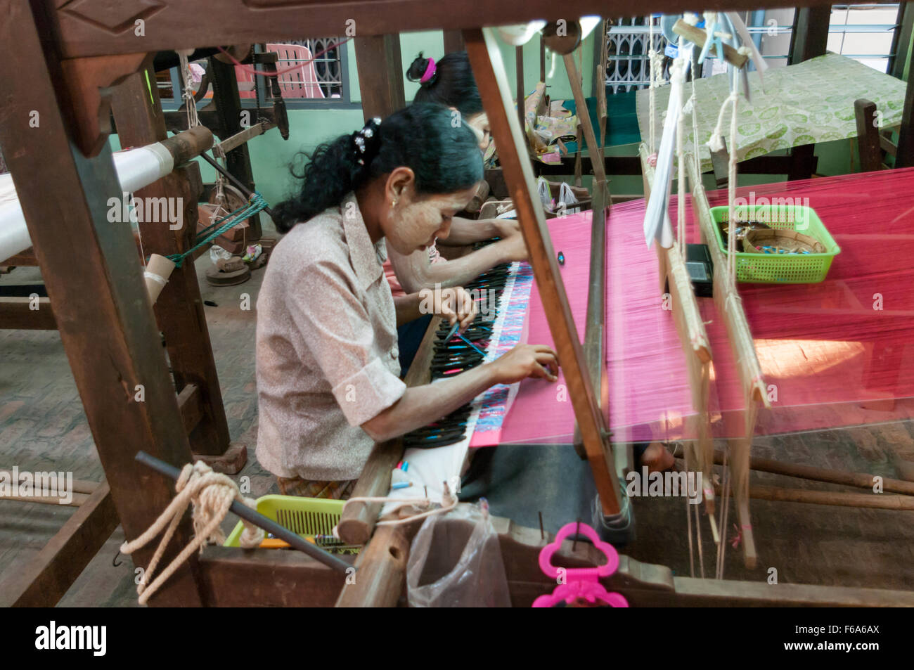 Cloth Weaving Myanmar Stockfotos und -bilder Kaufen - Alamy