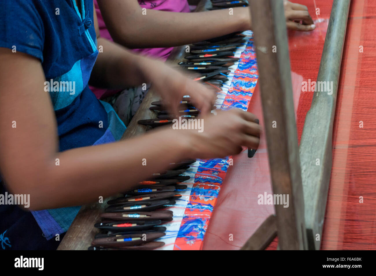 Frauen, die seide weben -Fotos und -Bildmaterial in hoher Auflösung – Alamy