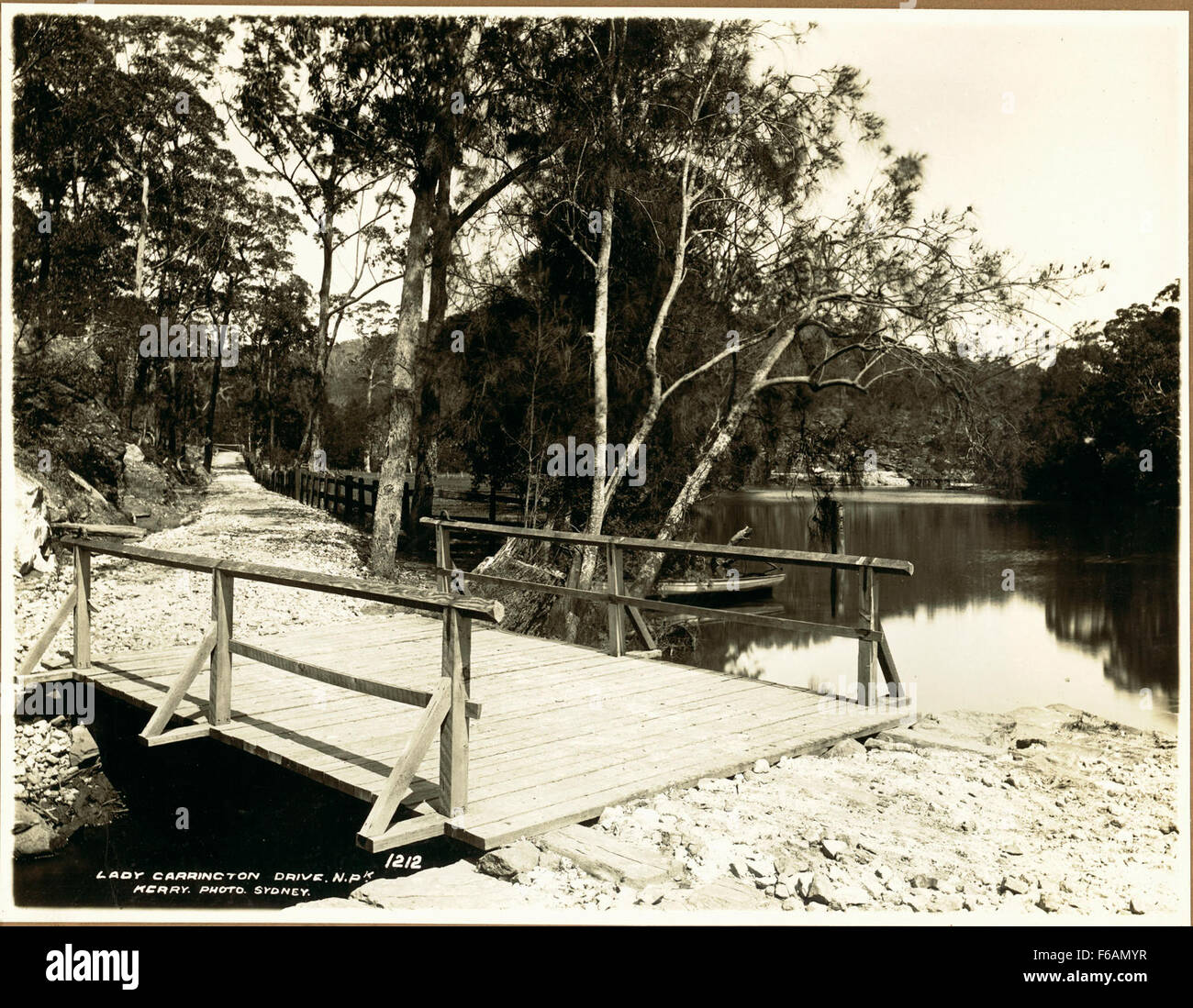 Dieses Schwarzweiß-Foto zeigt die Varney Bridge über den Kangaroo Creek ...